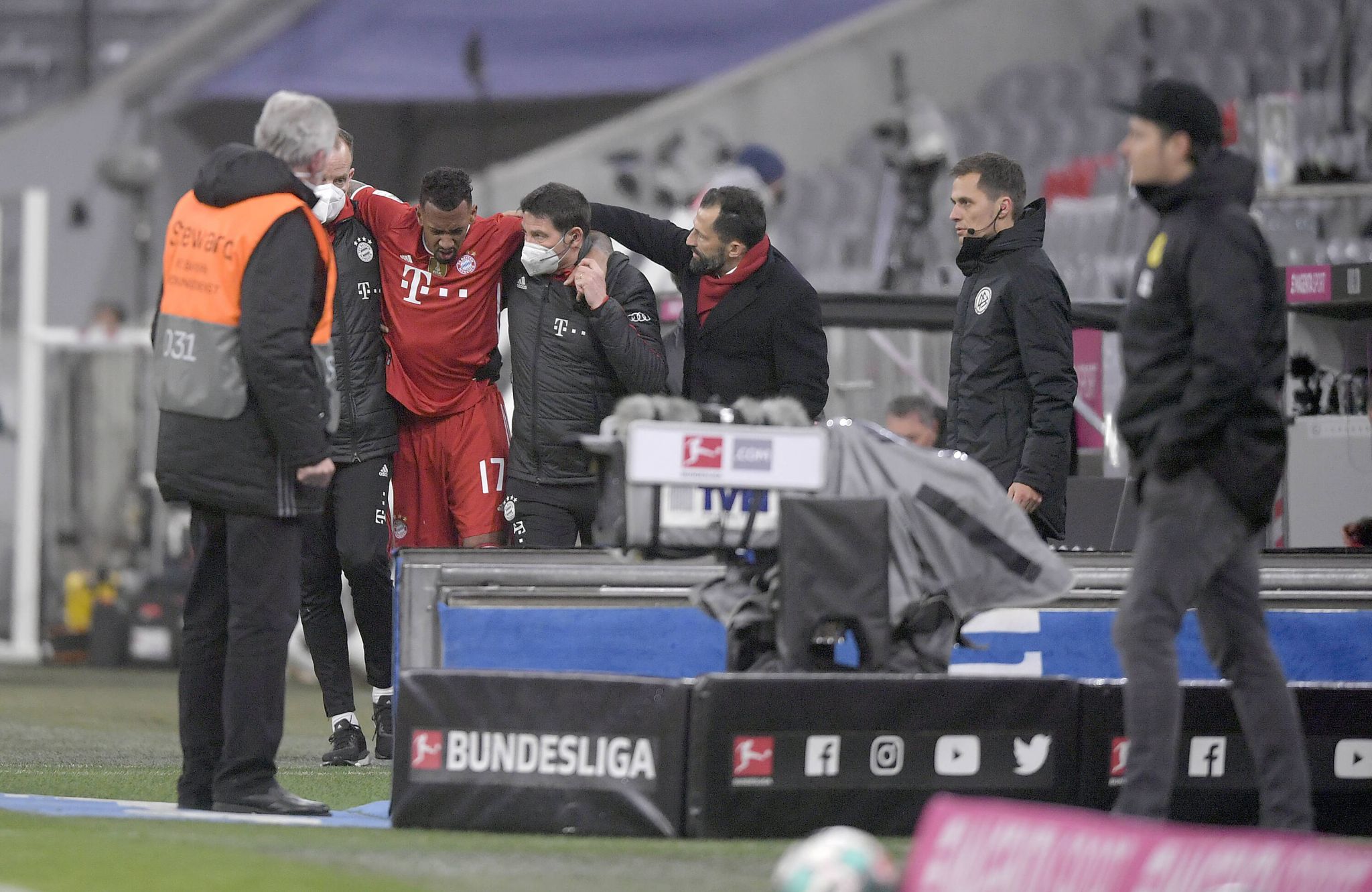 Bayern Munich Defender Suffers Knee Injury as UCL Ro16 Return Leg ...